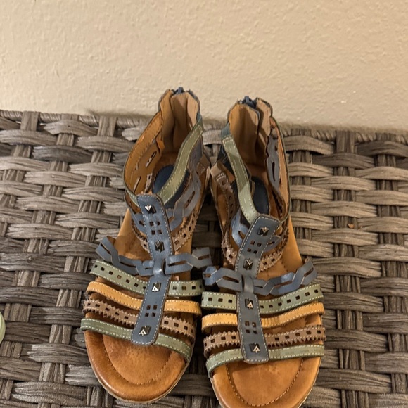 Earth | Shoes | Earth Brand Tan And Blue Sandals | Poshmark